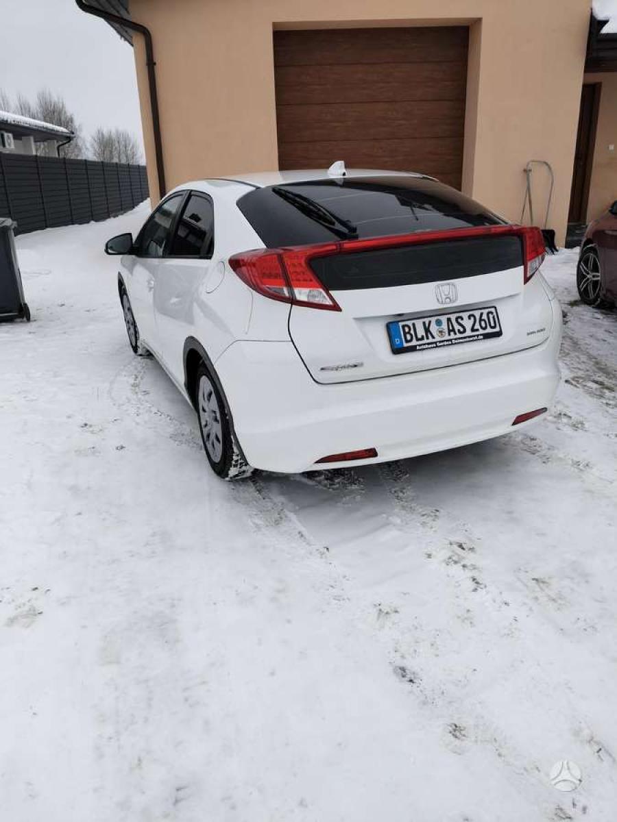 White Honda Civic 2012 in Klaipeda, with an engine capacity of 2.20 L and mileage of 204 thousand km for 5100 €, photo 3 on AUTOMOTO.COM.LV