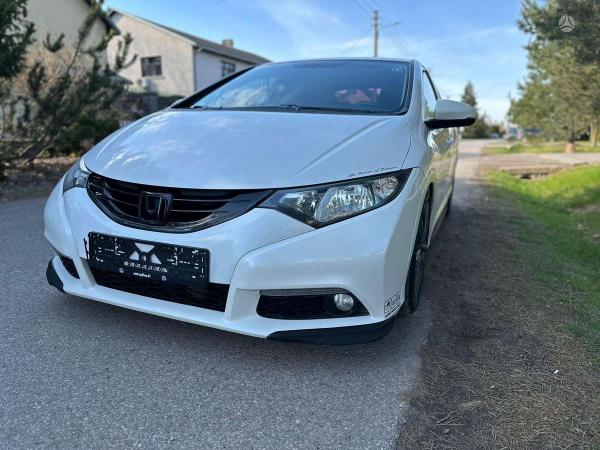 White Honda Civic 2012 in Marijampole, with an engine capacity of 2.20 L and mileage of 295 thousand km for 4500 €, photo 2 on AUTOMOTO.COM.LV