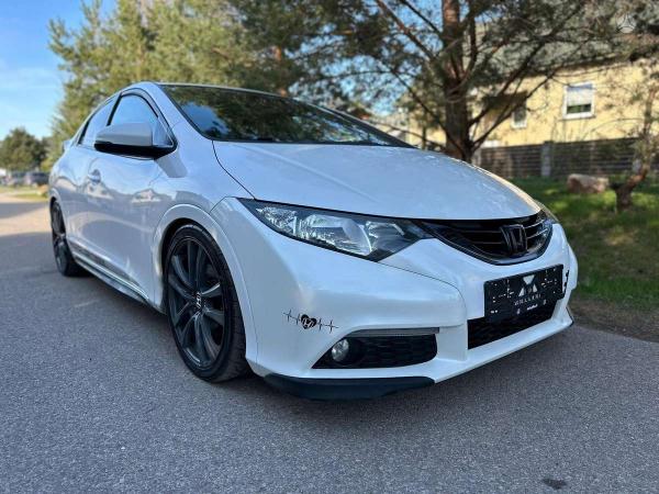 White Honda Civic 2012 in Marijampole, with an engine capacity of 2.20 L and mileage of 295 thousand km for 4500 €, photo 3 on AUTOMOTO.COM.LV