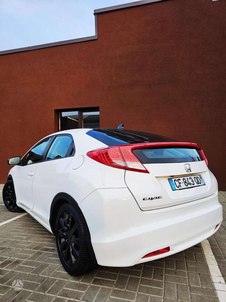 White Honda Civic 2012 in Kaisiadorys, with an engine capacity of 2.20 L and mileage of 245 thousand km for 5450 €, photo 4 on AUTOMOTO.COM.LV