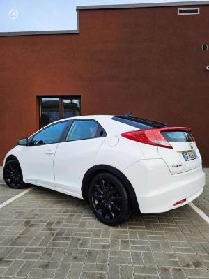 White Honda Civic 2012 in Kaisiadorys, with an engine capacity of 2.20 L and mileage of 245 thousand km for 5450 €, photo 6 on AUTOMOTO.COM.LV