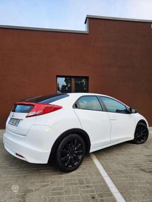 White Honda Civic 2012 in Kaisiadorys, with an engine capacity of 2.20 L and mileage of 245 thousand km for 5450 €, photo 7 on AUTOMOTO.COM.LV