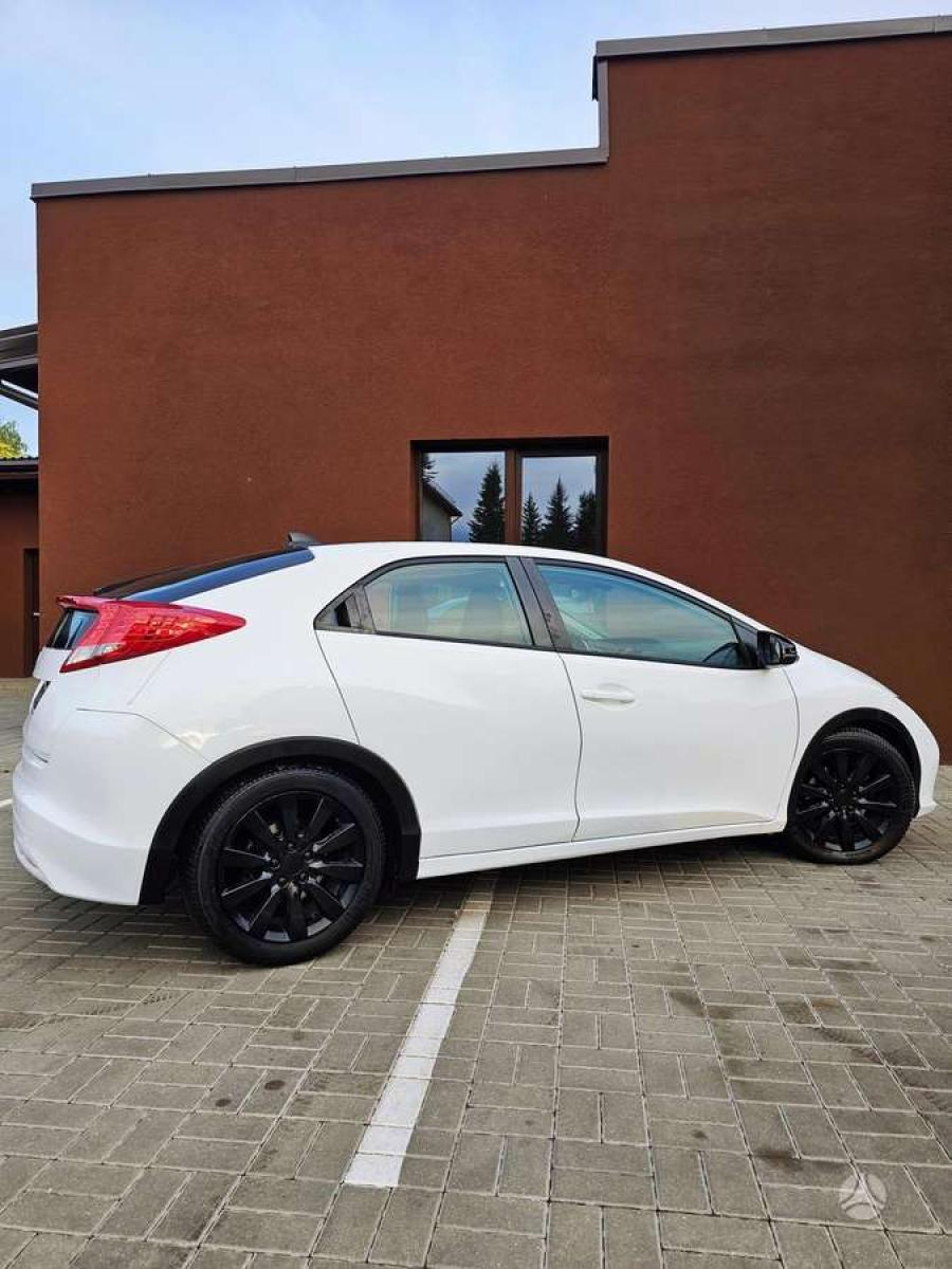 White Honda Civic 2012 in Kaisiadorys, with an engine capacity of 2.20 L and mileage of 245 thousand km for 5450 €, photo 13 on AUTOMOTO.COM.LV