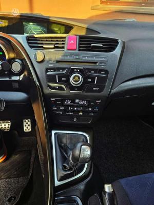 White Honda Civic 2012 in Kaisiadorys, with an engine capacity of 2.20 L and mileage of 245 thousand km for 5450 €, photo 33 on AUTOMOTO.COM.LV