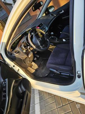 White Honda Civic 2012 in Kaisiadorys, with an engine capacity of 2.20 L and mileage of 245 thousand km for 5450 €, photo 38 on AUTOMOTO.COM.LV