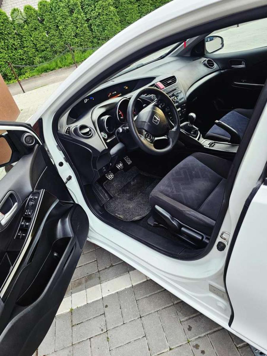 White Honda Civic 2012 in Kaisiadorys, with an engine capacity of 2.20 L and mileage of 245 thousand km for 5450 €, photo 48 on AUTOMOTO.COM.LV