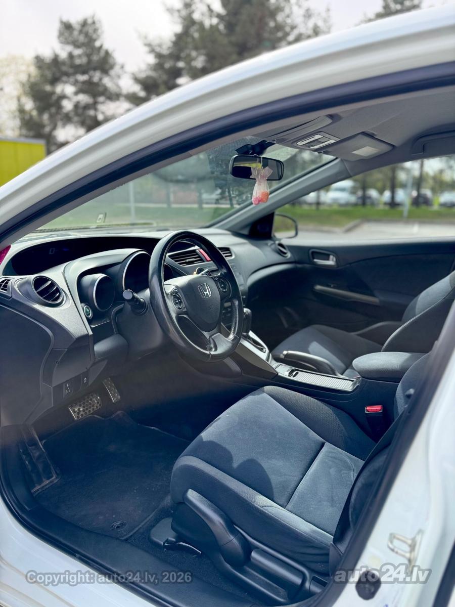 White Honda Civic 2013 in Tallinn, with an engine capacity of 1.80 L and mileage of 165 thousand km for 7900 €, photo 8 on AUTOMOTO.COM.LV