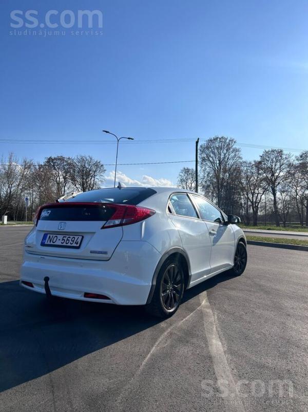 White Honda Civic 2013 in Riga, with an engine capacity of 1.60 L and mileage of 0 thousand km for 5300 €, photo 2 on AUTOMOTO.COM.LV