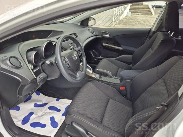 White Honda Civic 2013 in Riga, with an engine capacity of 1.80 L and mileage of 0 thousand km for 3990 €, photo 6 on AUTOMOTO.COM.LV