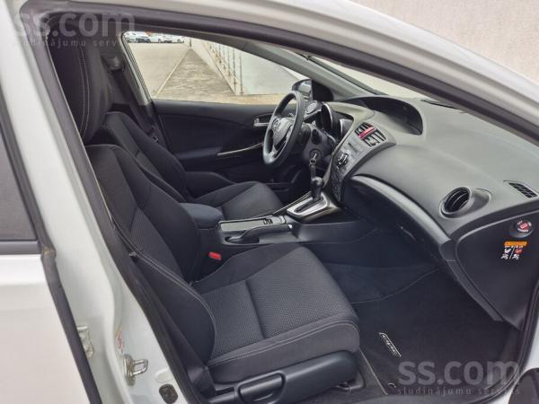 White Honda Civic 2013 in Riga, with an engine capacity of 1.80 L and mileage of 0 thousand km for 3990 €, photo 7 on AUTOMOTO.COM.LV