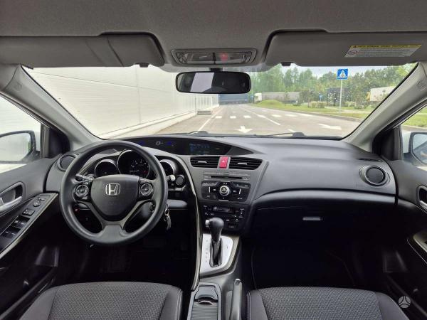 White Honda Civic 2013 in Riga, with an engine capacity of 1.80 L and mileage of 480 thousand km for 3990 €, photo 6 on AUTOMOTO.COM.LV