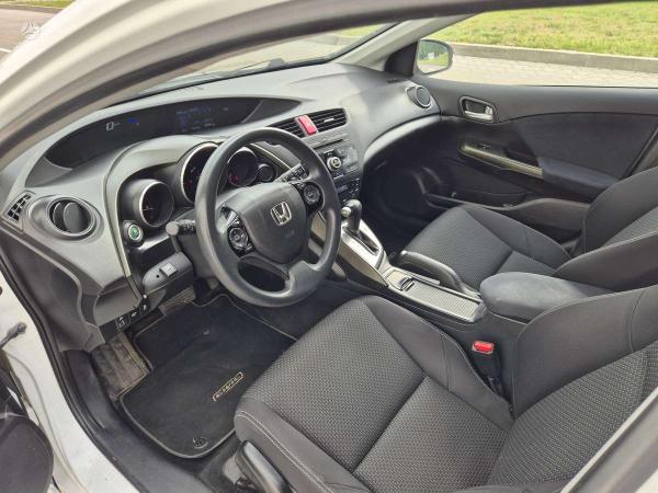 White Honda Civic 2013 in Riga, with an engine capacity of 1.80 L and mileage of 480 thousand km for 3990 €, photo 7 on AUTOMOTO.COM.LV
