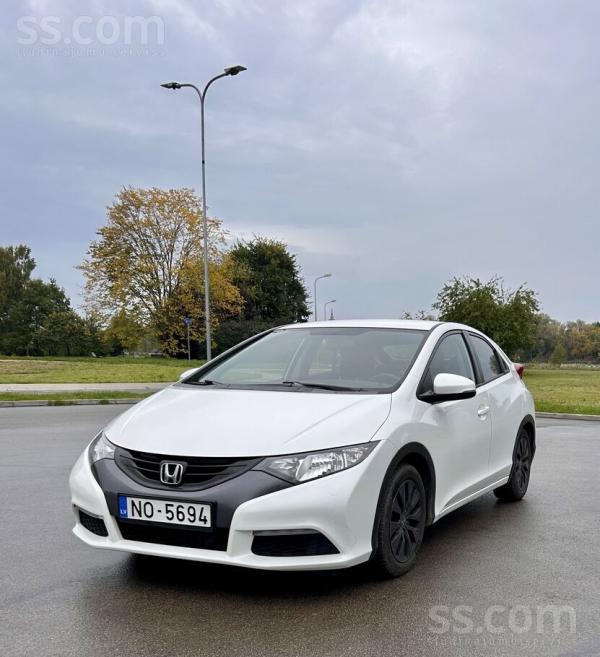 Honda Civic 2013 in Riga on AUTOMOTO.COM.LV White Honda Civic 2013 in Riga, with an engine capacity of 1.60 L and mileage of 0 thousand km for 4200 €, photo 5 on AUTOMOTO.COM.LV