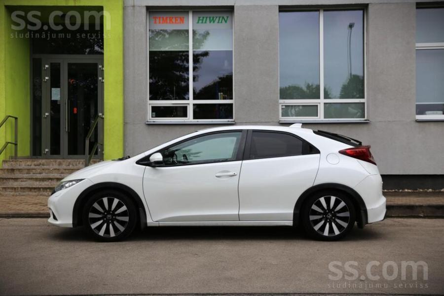 White Honda Civic 2014 in Riga, with an engine capacity of 1.60 L and mileage of 256 thousand km for 6995 €, photo 3 on AUTOMOTO.COM.LV