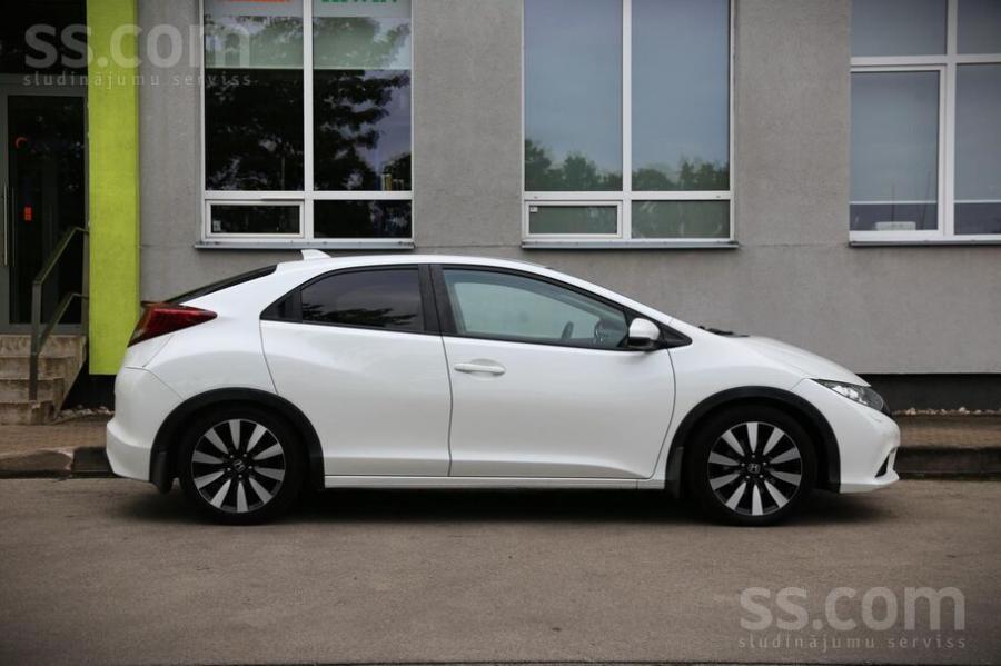 White Honda Civic 2014 in Riga, with an engine capacity of 1.60 L and mileage of 256 thousand km for 6995 €, photo 4 on AUTOMOTO.COM.LV