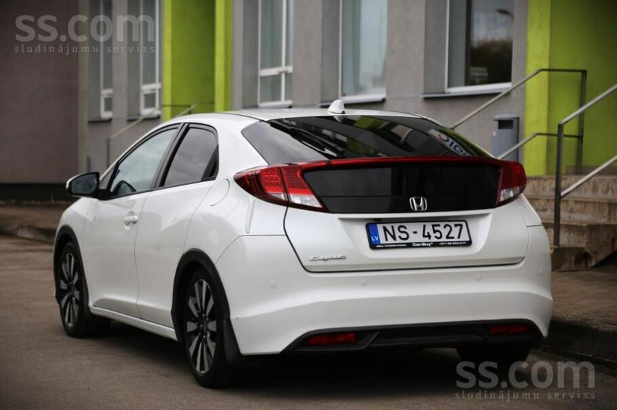White Honda Civic 2014 in Riga, with an engine capacity of 1.60 L and mileage of 256 thousand km for 6995 €, photo 6 on AUTOMOTO.COM.LV