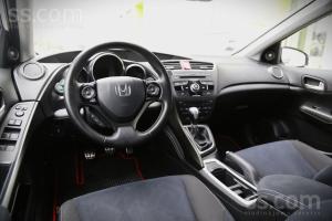 White Honda Civic 2014 in Riga, with an engine capacity of 1.60 L and mileage of 256 thousand km for 6995 €, photo 8 on AUTOMOTO.COM.LV