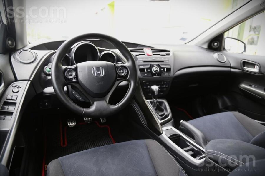 White Honda Civic 2014 in Riga, with an engine capacity of 1.60 L and mileage of 256 thousand km for 6995 €, photo 8 on AUTOMOTO.COM.LV