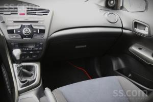 White Honda Civic 2014 in Riga, with an engine capacity of 1.60 L and mileage of 256 thousand km for 6995 €, photo 9 on AUTOMOTO.COM.LV