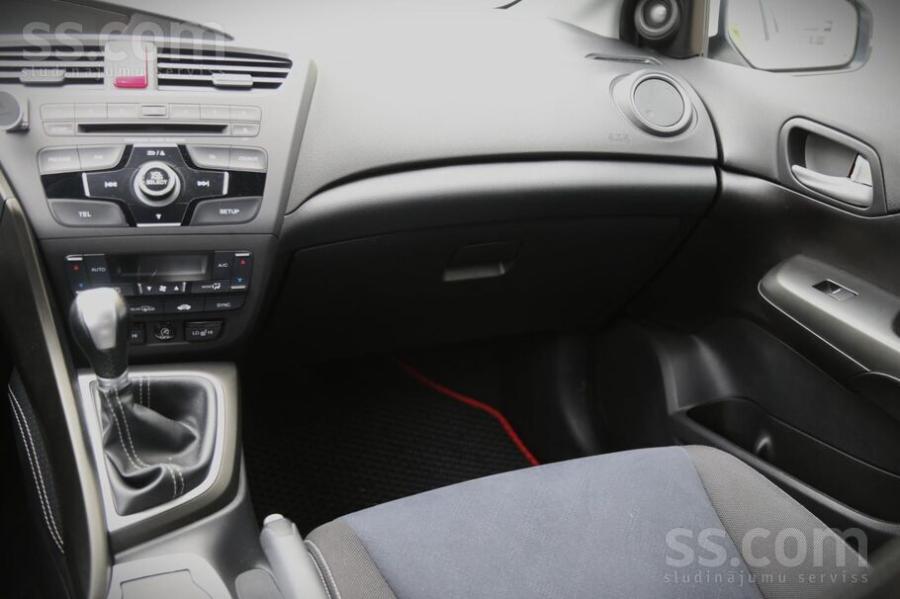 White Honda Civic 2014 in Riga, with an engine capacity of 1.60 L and mileage of 256 thousand km for 6995 €, photo 9 on AUTOMOTO.COM.LV