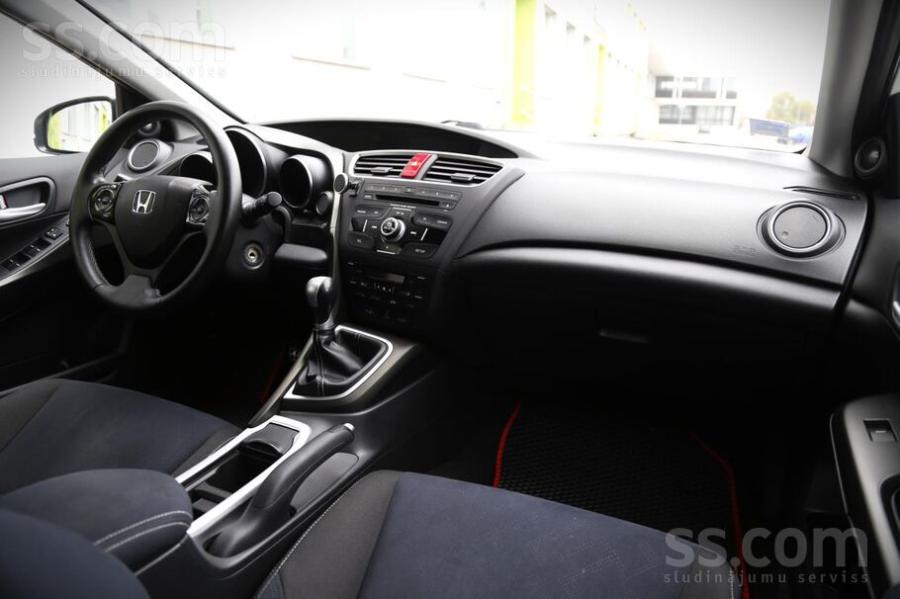 White Honda Civic 2014 in Riga, with an engine capacity of 1.60 L and mileage of 256 thousand km for 6995 €, photo 11 on AUTOMOTO.COM.LV