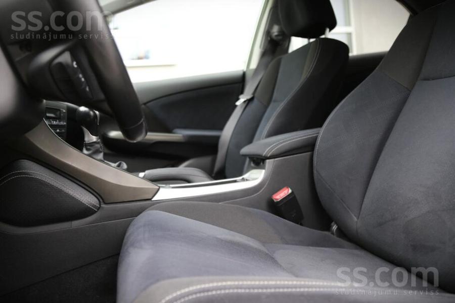 White Honda Civic 2014 in Riga, with an engine capacity of 1.60 L and mileage of 256 thousand km for 6995 €, photo 12 on AUTOMOTO.COM.LV