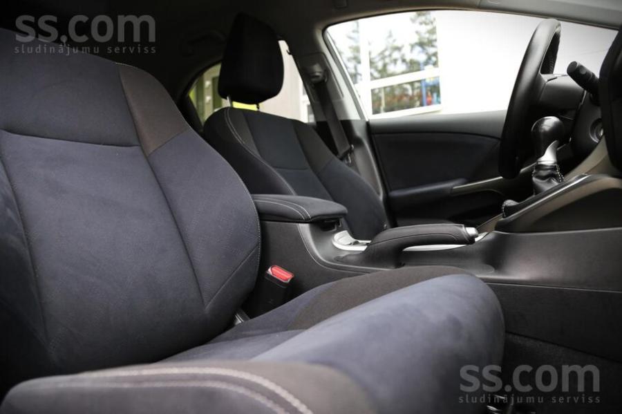 White Honda Civic 2014 in Riga, with an engine capacity of 1.60 L and mileage of 256 thousand km for 6995 €, photo 13 on AUTOMOTO.COM.LV