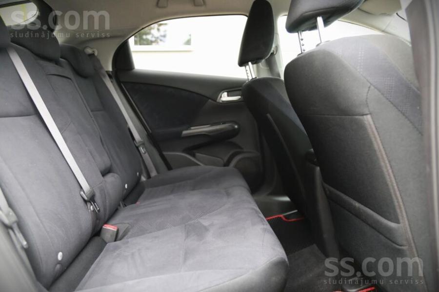 White Honda Civic 2014 in Riga, with an engine capacity of 1.60 L and mileage of 256 thousand km for 6995 €, photo 14 on AUTOMOTO.COM.LV