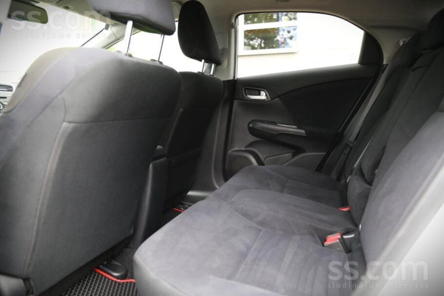 White Honda Civic 2014 in Riga, with an engine capacity of 1.60 L and mileage of 256 thousand km for 6995 €, photo 15 on AUTOMOTO.COM.LV
