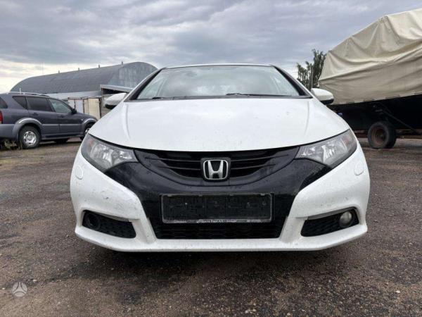 White Honda Civic 2014 in Radviliskis, with an engine capacity of 1.80 L and mileage of 248 thousand km for 4750 €, photo 5 on AUTOMOTO.COM.LV