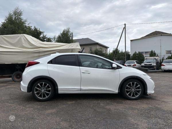White Honda Civic 2014 in Radviliskis, with an engine capacity of 1.80 L and mileage of 248 thousand km for 4750 €, photo 8 on AUTOMOTO.COM.LV