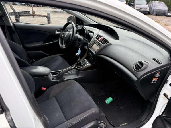 White Honda Civic 2014 in Radviliskis, with an engine capacity of 1.80 L and mileage of 248 thousand km for 4750 €, photo 9 on AUTOMOTO.COM.LV
