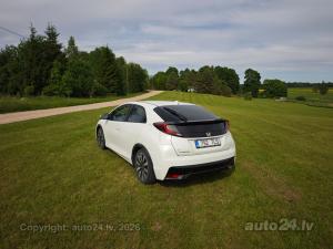 White Honda Civic 2015 in Tartu, with an engine capacity of 1.30 L and mileage of 215 thousand km for 7792 €, photo 5 on AUTOMOTO.COM.LV