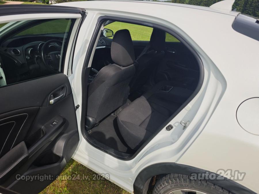 White Honda Civic 2015 in Tartu, with an engine capacity of 1.30 L and mileage of 215 thousand km for 7792 €, photo 8 on AUTOMOTO.COM.LV