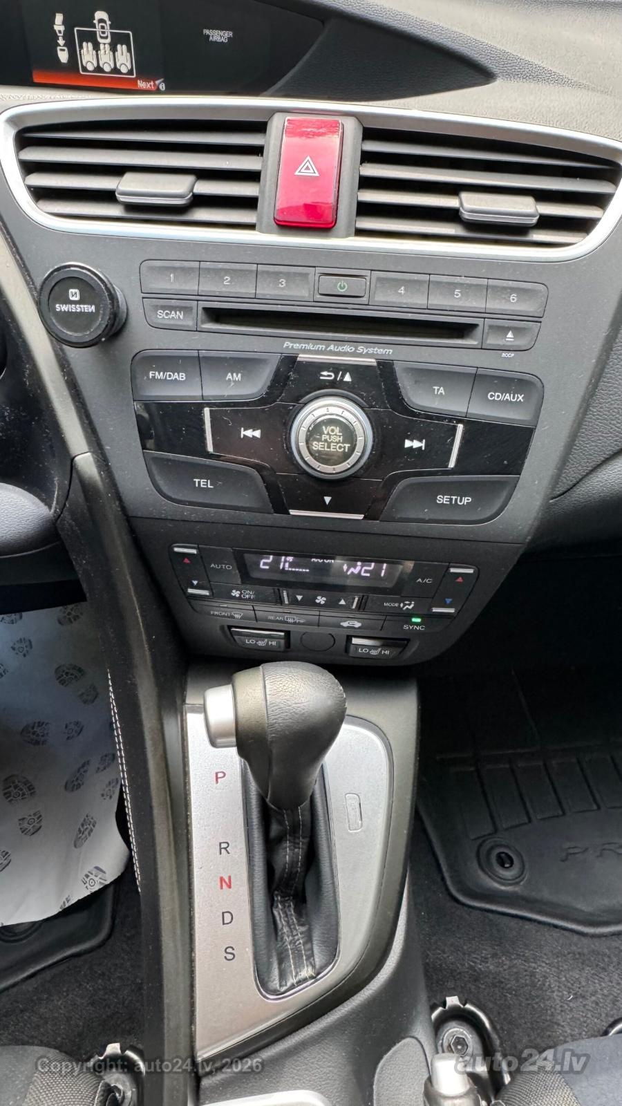 Balts Honda Civic 2015 Tallina, ar dzinēja tilpumu 1.80 L un nobraukumu 136 tūkst. km par 9999 €, foto 17 vietnē AUTOMOTO.COM.LV