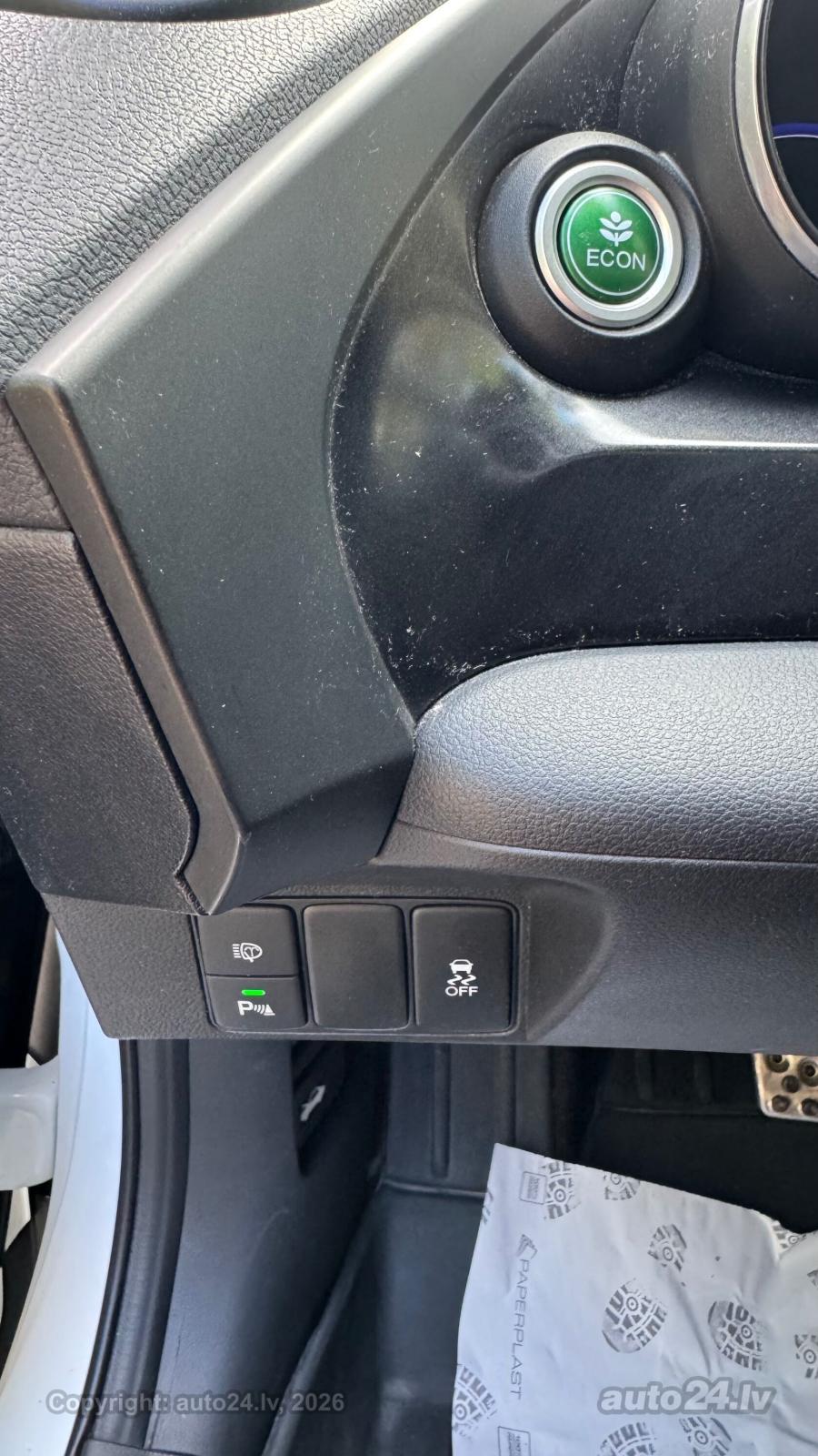 Balts Honda Civic 2015 Tallina, ar dzinēja tilpumu 1.80 L un nobraukumu 136 tūkst. km par 9999 €, foto 18 vietnē AUTOMOTO.COM.LV