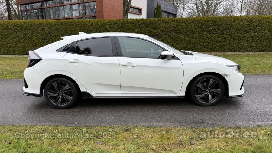 White Honda Civic 2018 in Tallinn, with an engine capacity of 1.50 L and mileage of 130 thousand km for 14999 €, photo 5 on AUTOMOTO.COM.LV