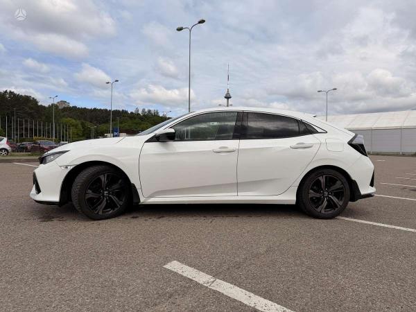 White Honda Civic 2018 in Vilnius, with an engine capacity of 0.99 L and mileage of 82 thousand km for 10990 €, photo 4 on AUTOMOTO.COM.LV