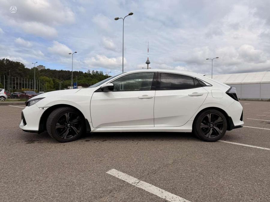 White Honda Civic 2018 in Vilnius, with an engine capacity of 0.99 L and mileage of 82 thousand km for 10990 €, photo 5 on AUTOMOTO.COM.LV