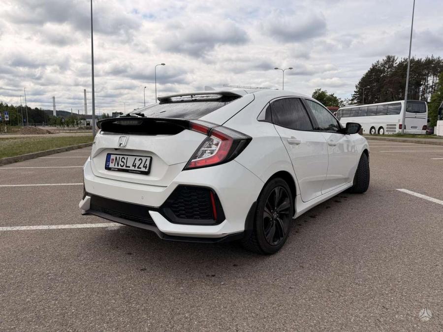 White Honda Civic 2018 in Vilnius, with an engine capacity of 0.99 L and mileage of 82 thousand km for 10990 €, photo 8 on AUTOMOTO.COM.LV