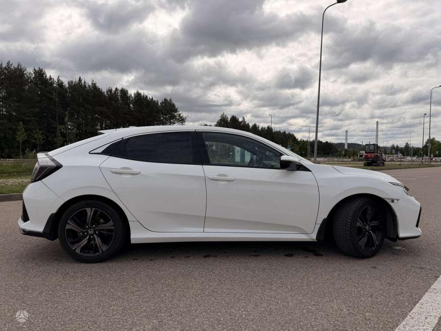 White Honda Civic 2018 in Vilnius, with an engine capacity of 0.99 L and mileage of 82 thousand km for 10990 €, photo 9 on AUTOMOTO.COM.LV