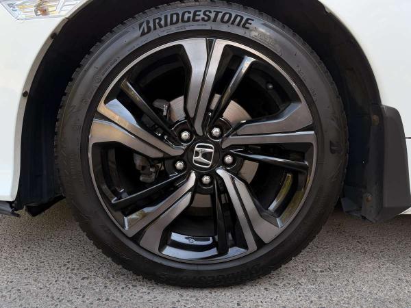 White Honda Civic 2018 in Vilnius, with an engine capacity of 0.99 L and mileage of 82 thousand km for 10990 €, photo 9 on AUTOMOTO.COM.LV