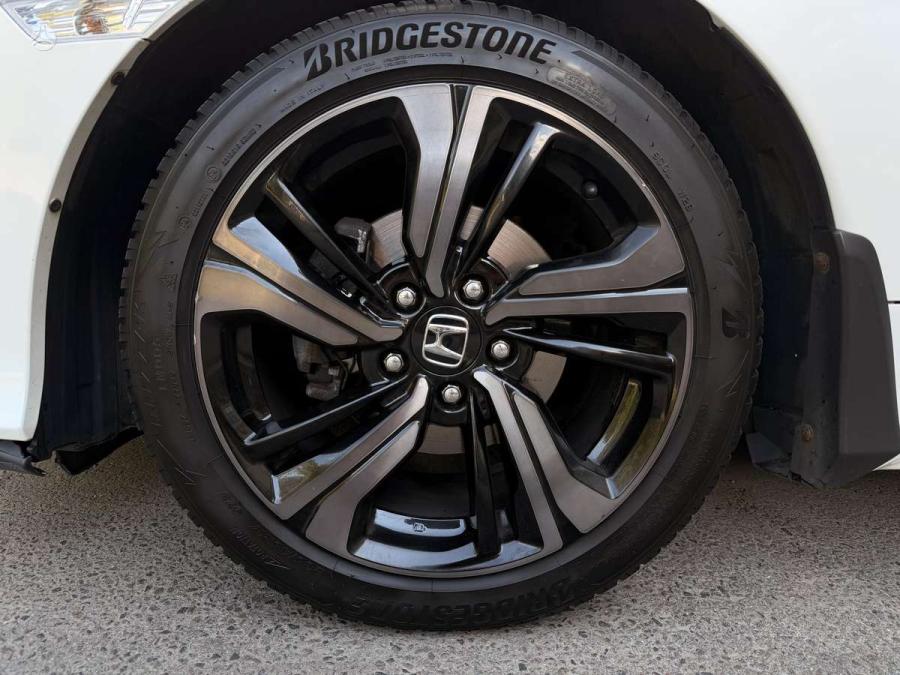 White Honda Civic 2018 in Vilnius, with an engine capacity of 0.99 L and mileage of 82 thousand km for 10990 €, photo 10 on AUTOMOTO.COM.LV
