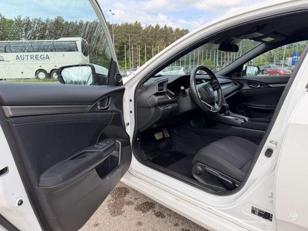 White Honda Civic 2018 in Vilnius, with an engine capacity of 0.99 L and mileage of 82 thousand km for 10990 €, photo 10 on AUTOMOTO.COM.LV