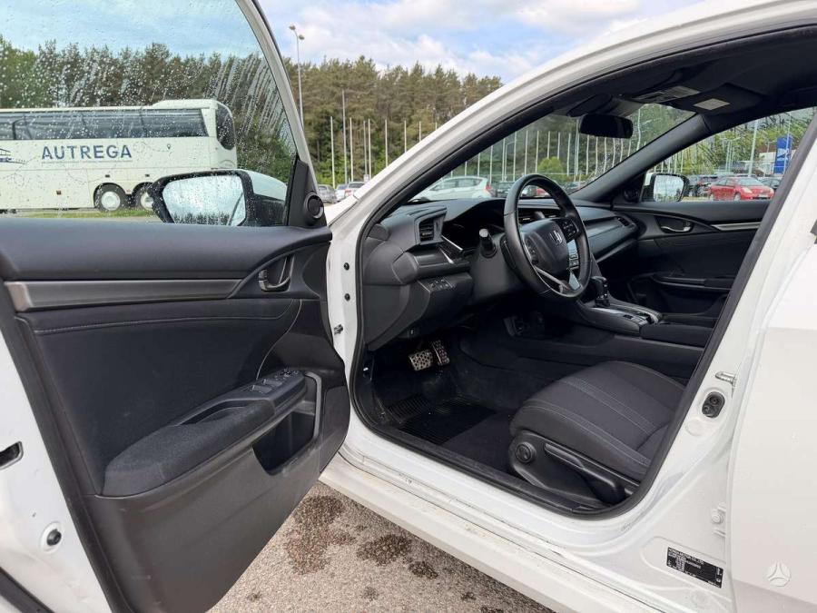 White Honda Civic 2018 in Vilnius, with an engine capacity of 0.99 L and mileage of 82 thousand km for 10990 €, photo 11 on AUTOMOTO.COM.LV
