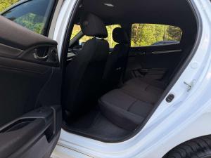 White Honda Civic 2018 in Vilnius, with an engine capacity of 0.99 L and mileage of 82 thousand km for 10990 €, photo 12 on AUTOMOTO.COM.LV
