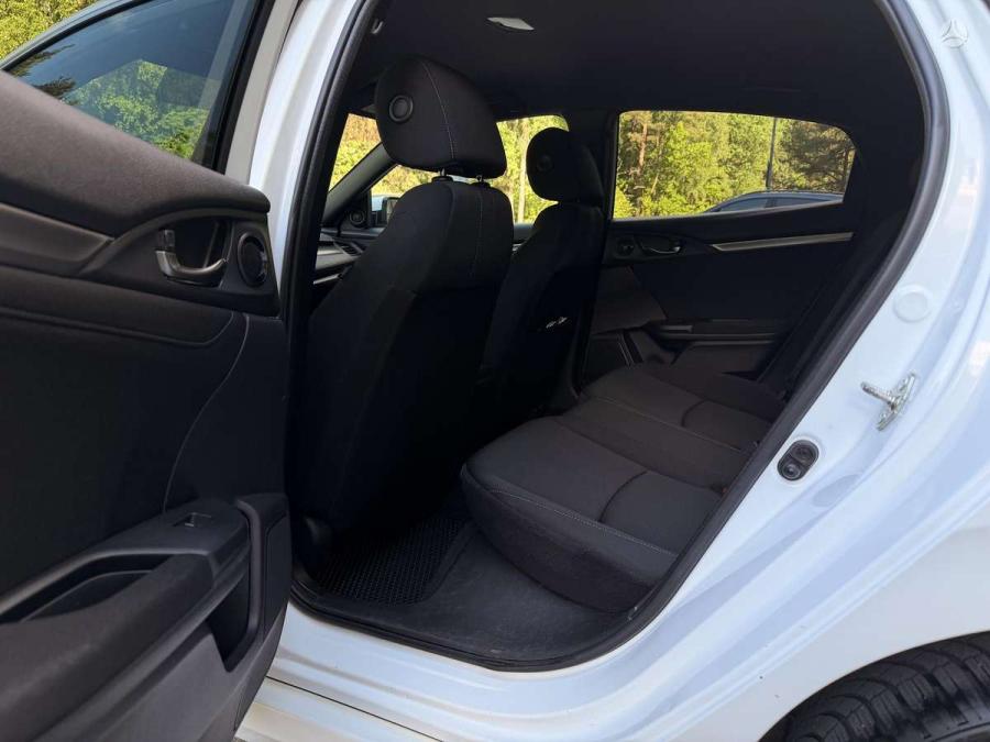 White Honda Civic 2018 in Vilnius, with an engine capacity of 0.99 L and mileage of 82 thousand km for 10990 €, photo 12 on AUTOMOTO.COM.LV