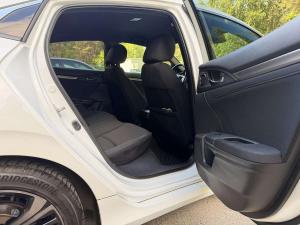 White Honda Civic 2018 in Vilnius, with an engine capacity of 0.99 L and mileage of 82 thousand km for 10990 €, photo 13 on AUTOMOTO.COM.LV