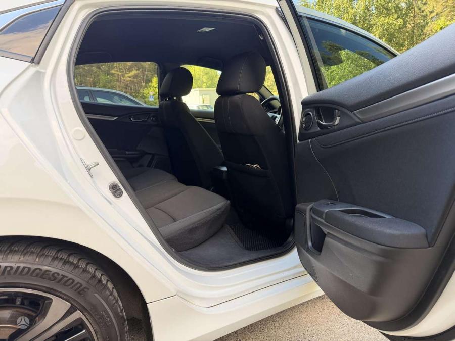 White Honda Civic 2018 in Vilnius, with an engine capacity of 0.99 L and mileage of 82 thousand km for 10990 €, photo 13 on AUTOMOTO.COM.LV