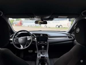 White Honda Civic 2018 in Vilnius, with an engine capacity of 0.99 L and mileage of 82 thousand km for 10990 €, photo 14 on AUTOMOTO.COM.LV